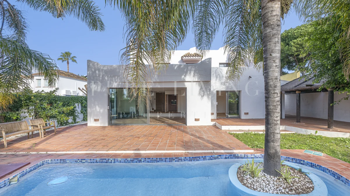 Frontline Golf villas and apartments for sale in Nagüeles, Marbella ...