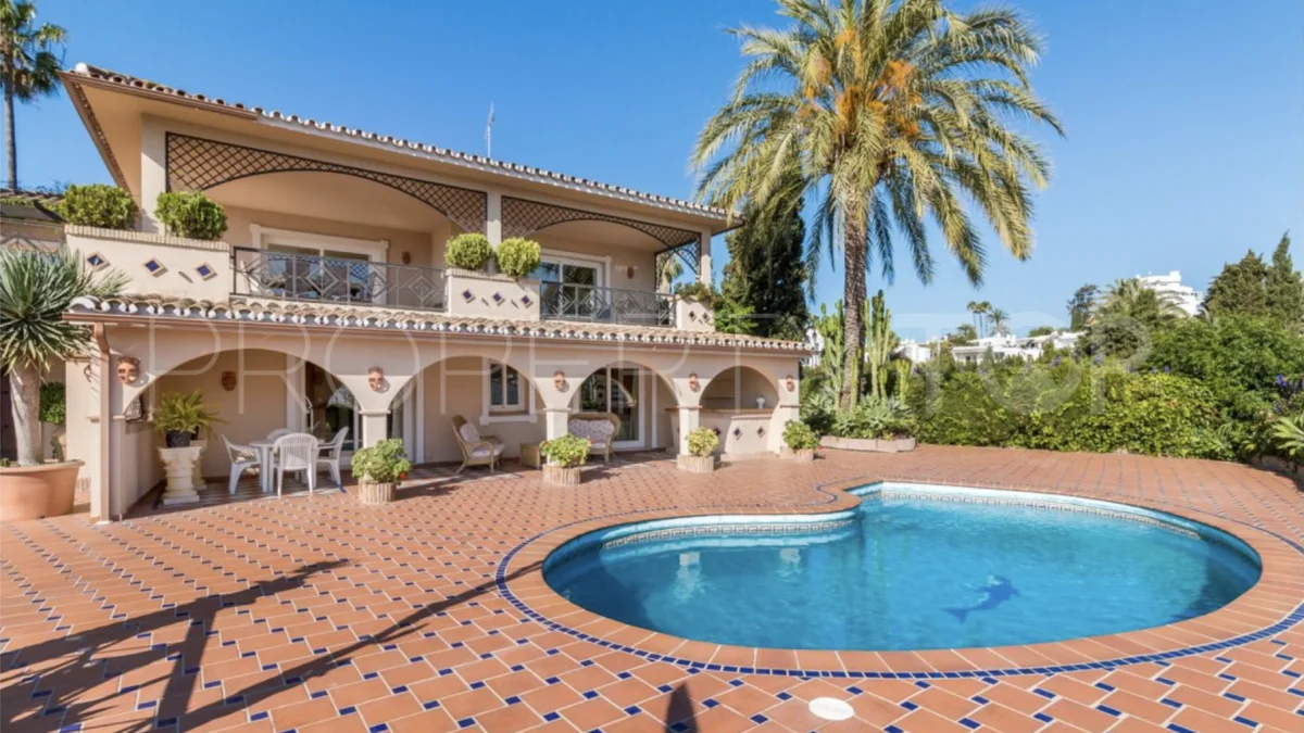 Villa en Guadalmina Alta | 3DR, 3BA, 448m², 1.157m² parcela, €1,3M