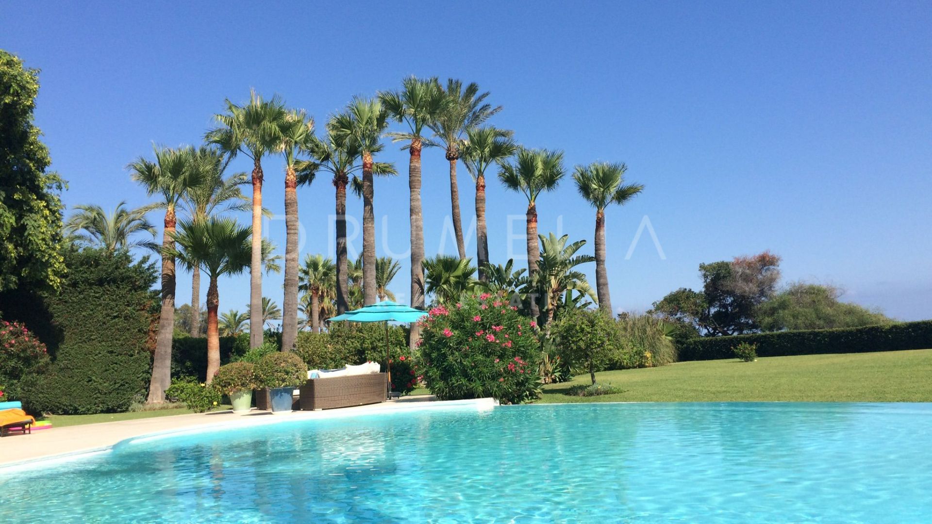 Beautiful Classical style Frontline Beach Grand villa With Open Sea