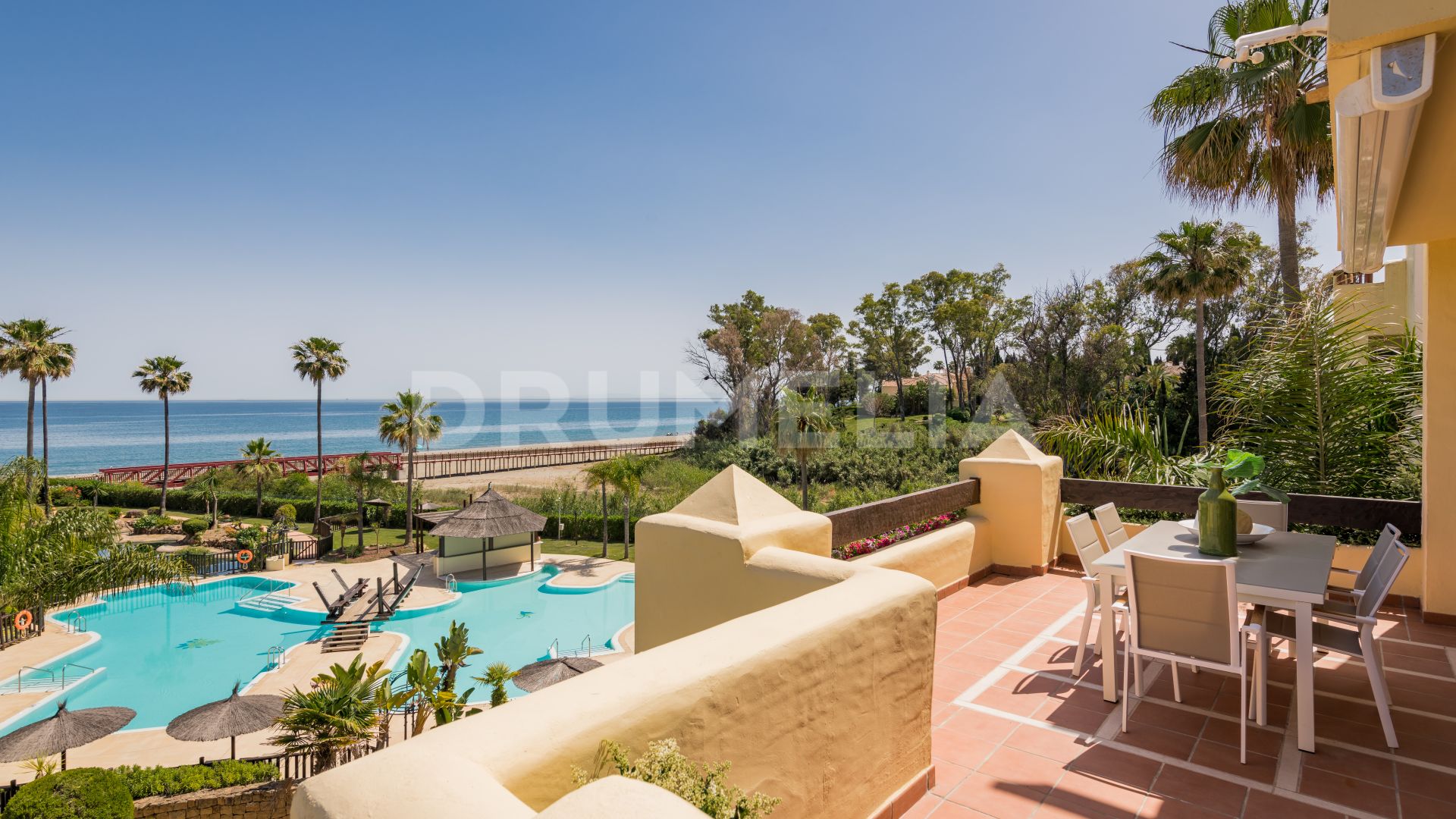 Ático renovado en primera línea de playa con un factor sorpresa en El ...