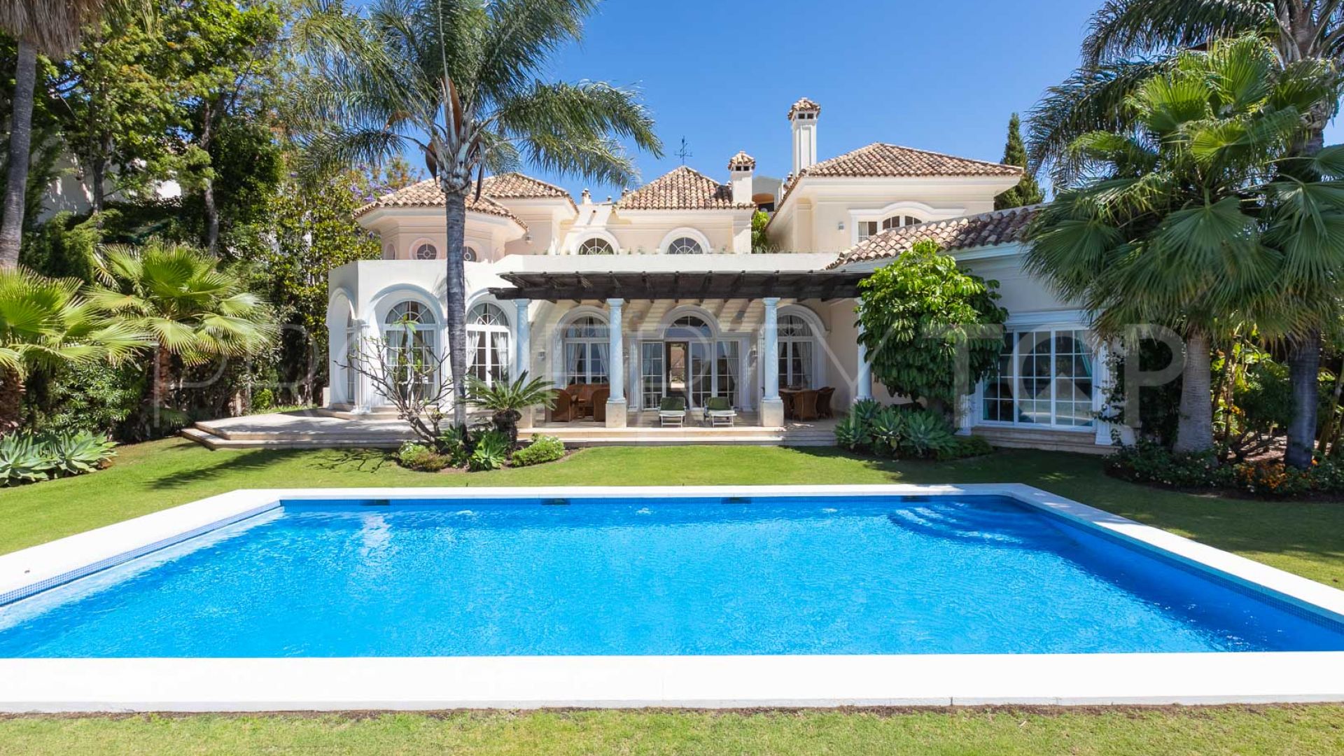 Villas y Chalets con piscina privada en venta en Monte Halcones, Benahavis