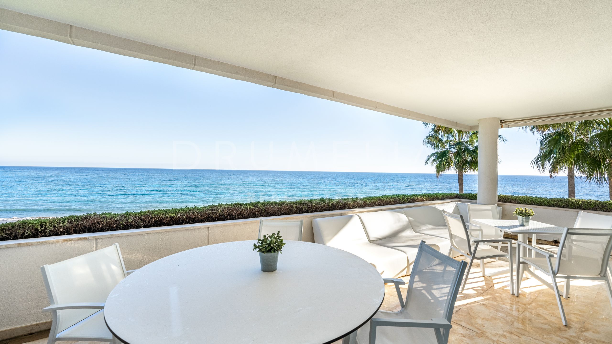 Apartamento de lujo en primera línea de playa con vistas al mar en Los ...
