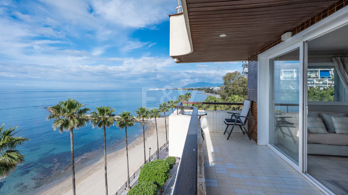 Marbella Beachfront Apartment with Exceptional Panoramic Sea Views