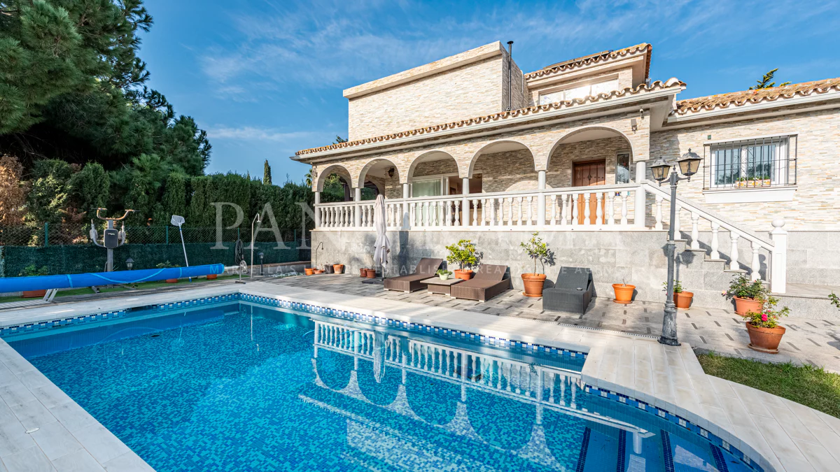 Villa for sale in Carib Playa, Marbella Este - €1,350,000 - Panorama