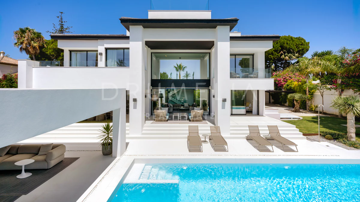 Stylish and modern luxury beachfront villa with panoramic views in San ...