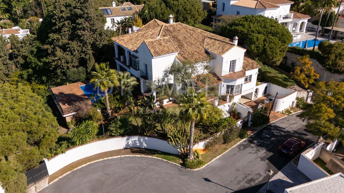 Luxury Classic Villa with Panoramic Sea Views in El Rosario, East Marbella