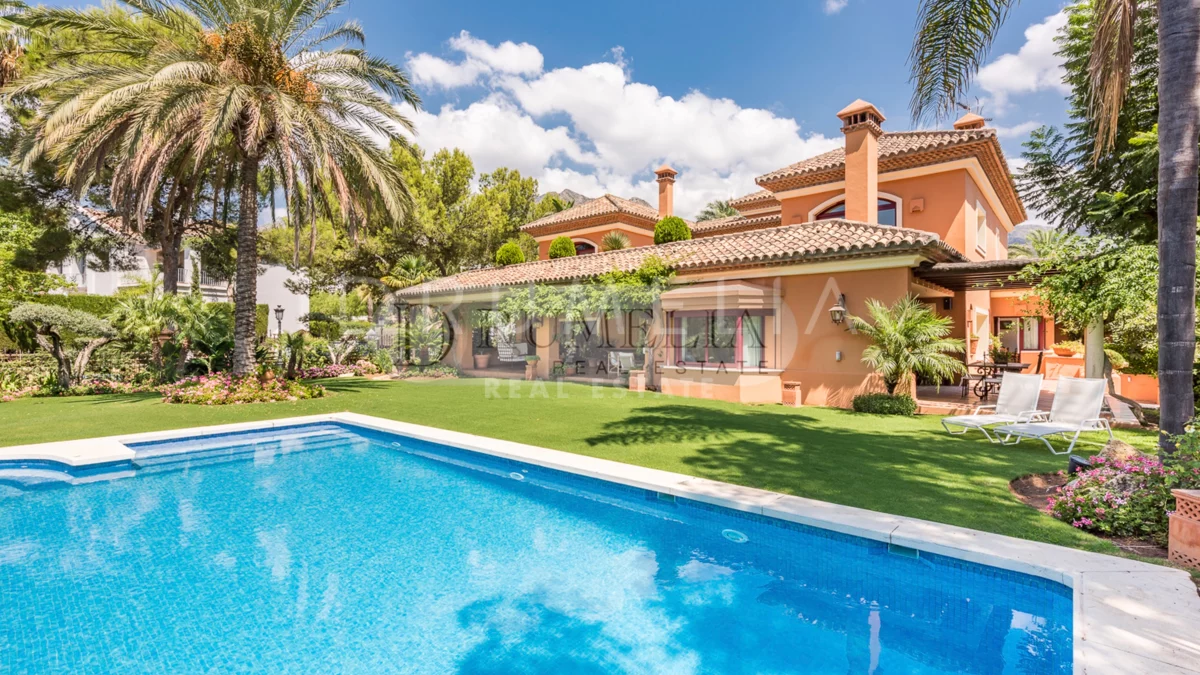 Delightful classy, Mediterranean-style luxury villa in Altos Reales ...