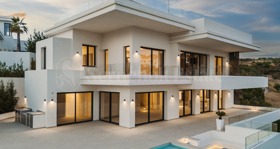 Villa for sale in Estepona East, Estepona - €3,000,000 - Serneholt Estate