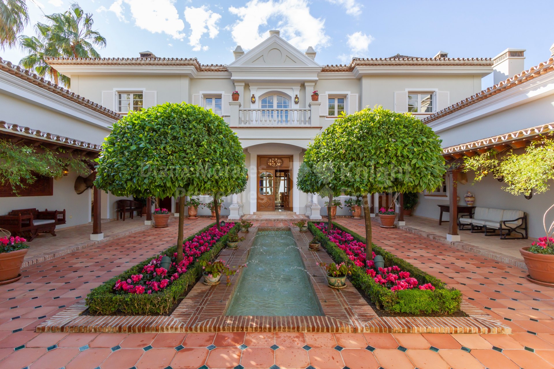 Frontline golf villa with a guest house in La Zagaleta