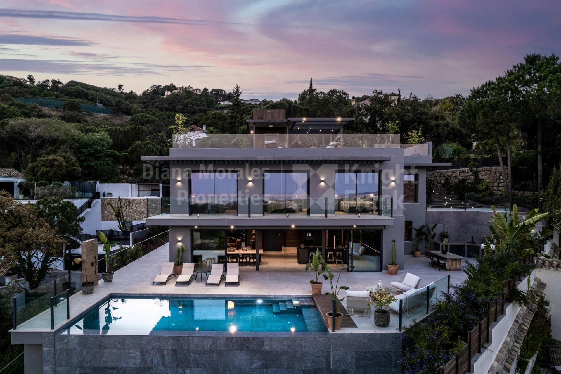 Villas y Chalets de estilo moderno en venta en El Madroñal, Benahavis