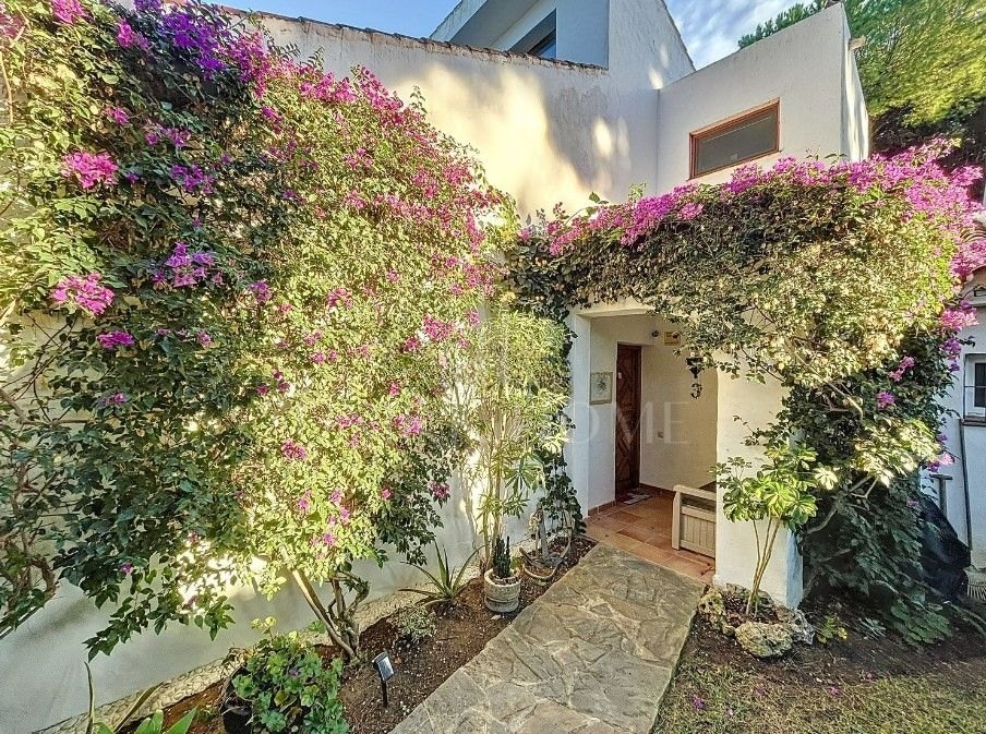 Properties for sale in Benamara, Estepona East