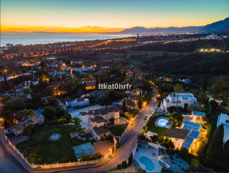 Diese atemberaubende, komplett renovierte Villa in El Rosario verbindet ...